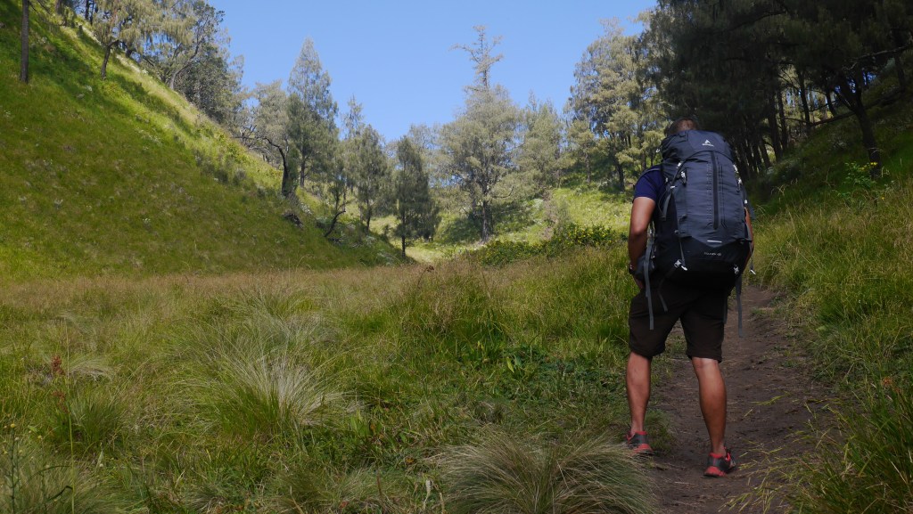 “Hiking Boots” atau Sepatu “Trail Running”? – Guratan Kaki